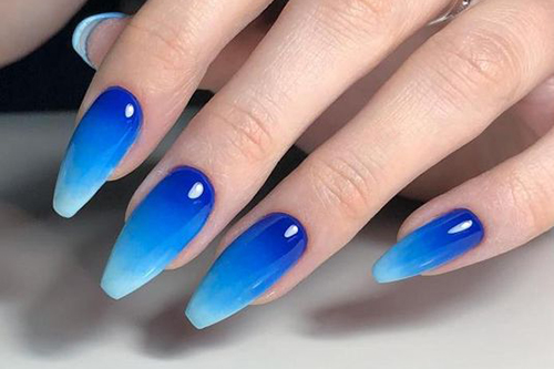 Modré gelové nehty barva roku 2020
